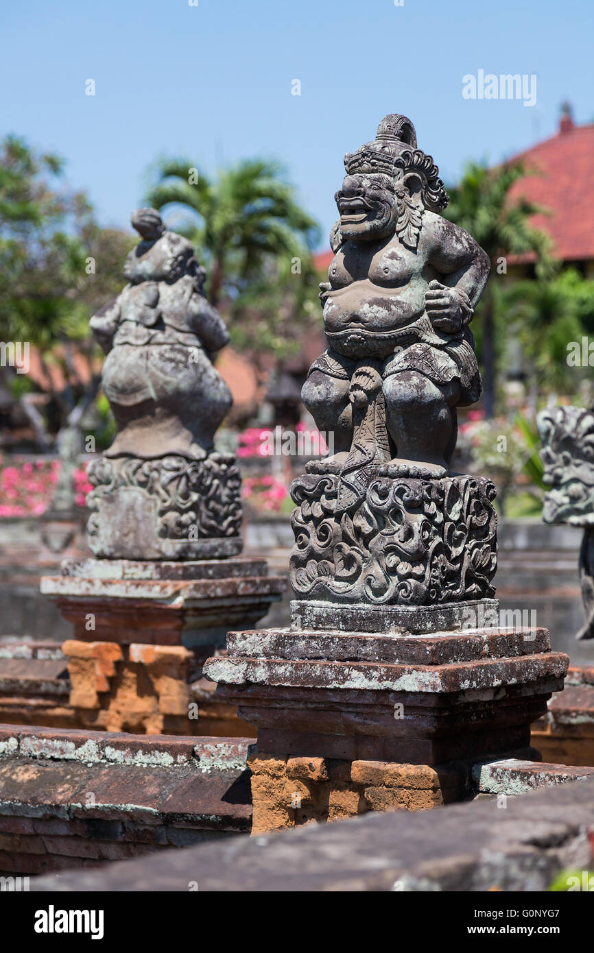 Balinese Hindu statues in Klungkung Palace, Semarapura Stock Photo - Alamy