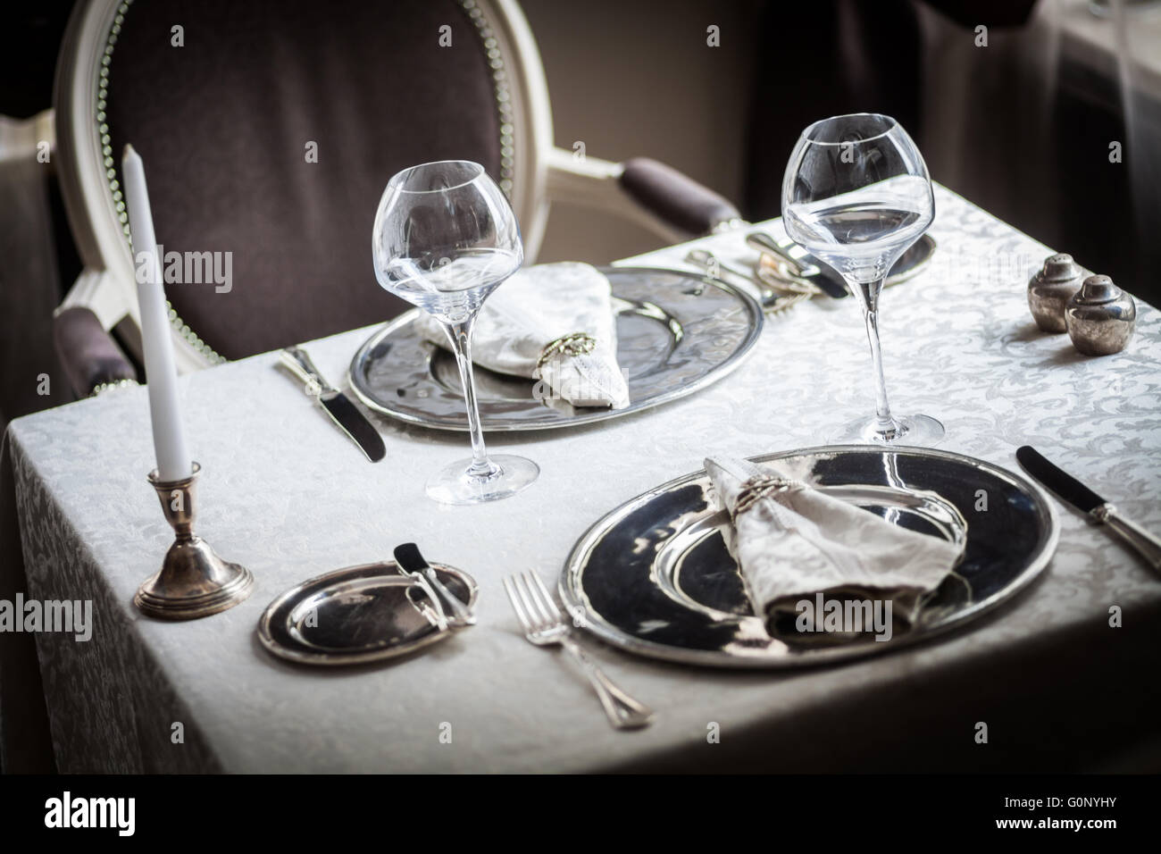 Empty dinner table in a luxury restaurant Stock Photo - Alamy