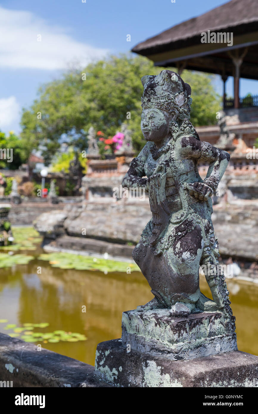 Balinese Hindu statues in Klungkung Palace, Semarapura Stock Photo - Alamy