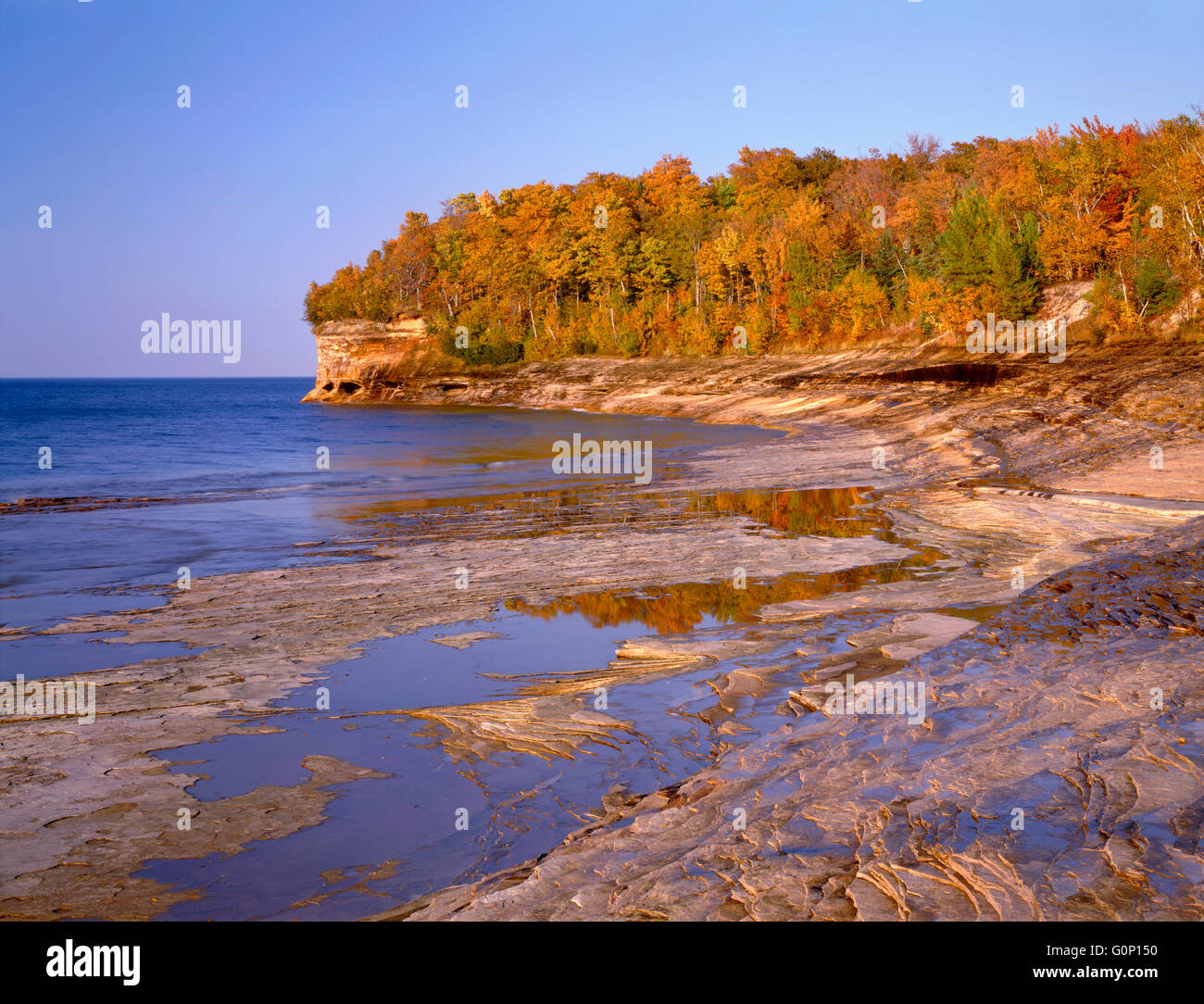 USA, Michigan, Pictured Rocks National Lakeshore, Sandstone shoreline ...