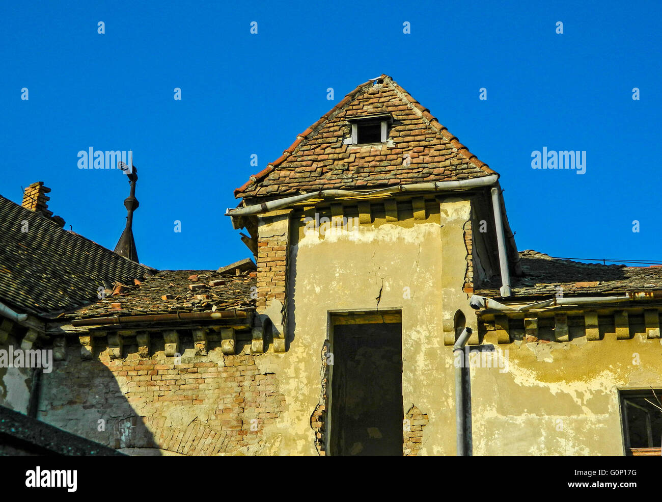 Old dilapidated buildings hi-res stock photography and images - Alamy