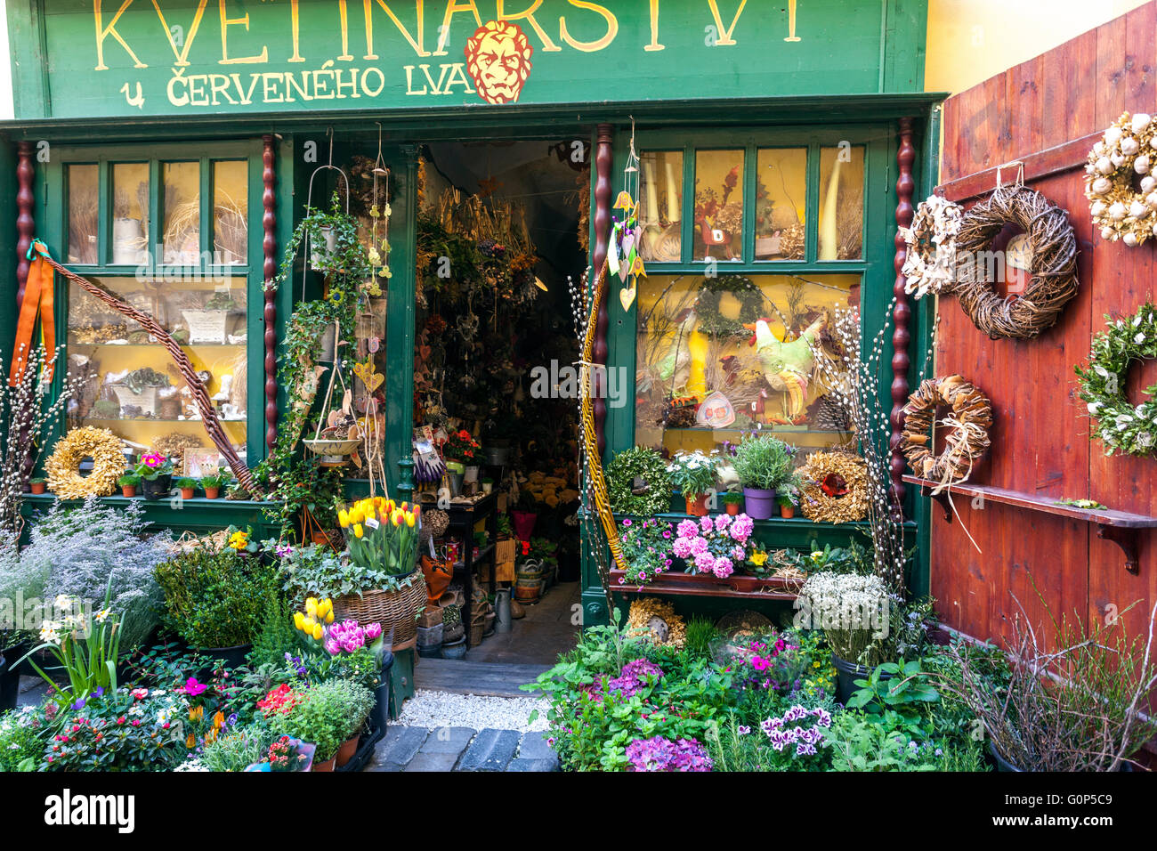 Florist shop sidewalk hi-res stock photography and images - Alamy