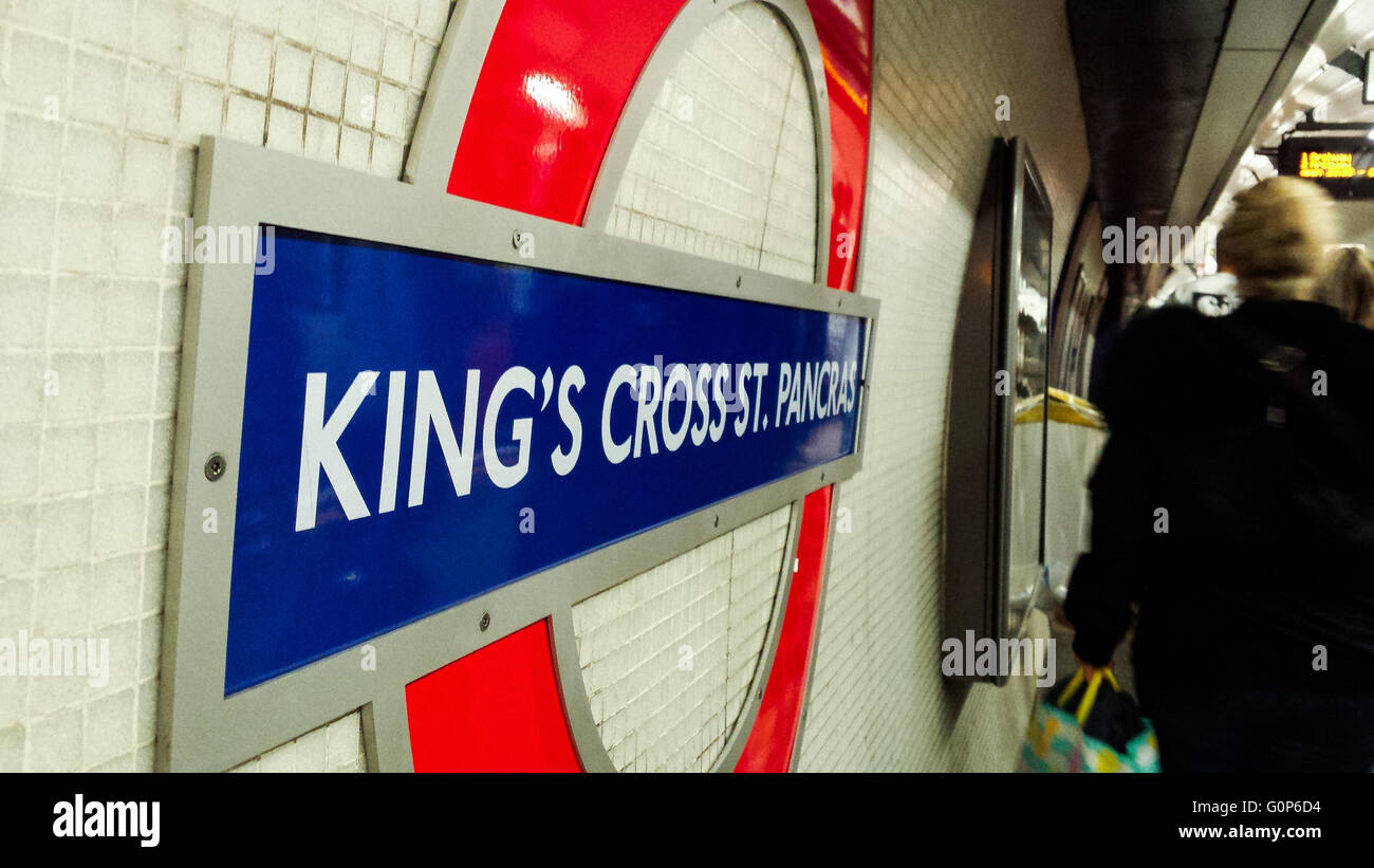 Angel underground tube train hi-res stock photography and images - Alamy