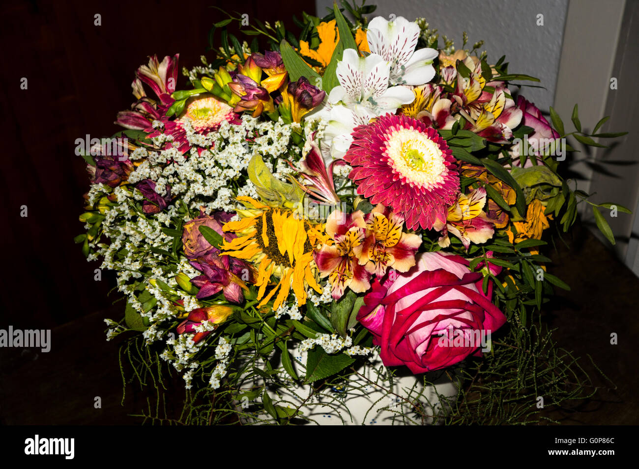 Bouquet of flowers slightly past their prime Stock Photo - Alamy