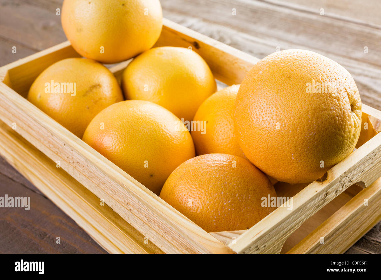 Fresh ryby red grapefruits in wood crate Stock Photo - Alamy