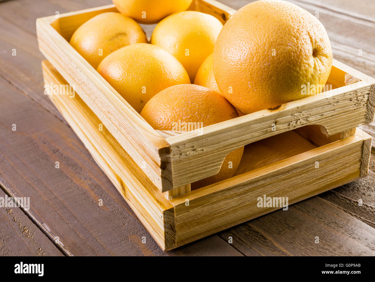 Fresh ryby red grapefruits in wood crate Stock Photo - Alamy