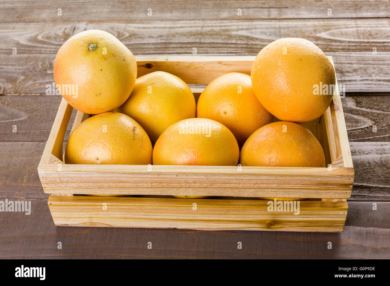 Fresh ryby red grapefruits in wood crate Stock Photo - Alamy