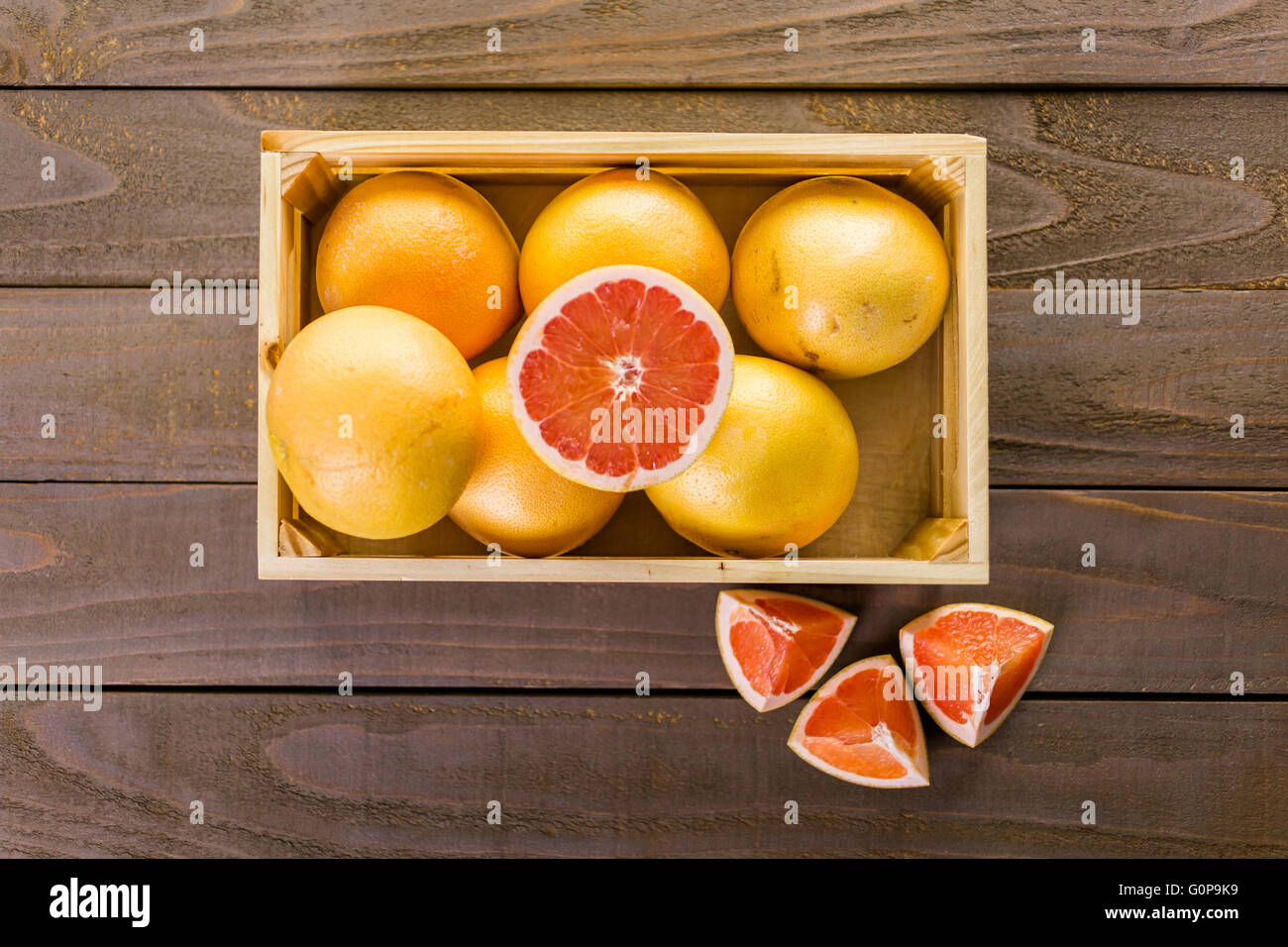 Fresh ryby red grapefruits in wood crate Stock Photo - Alamy