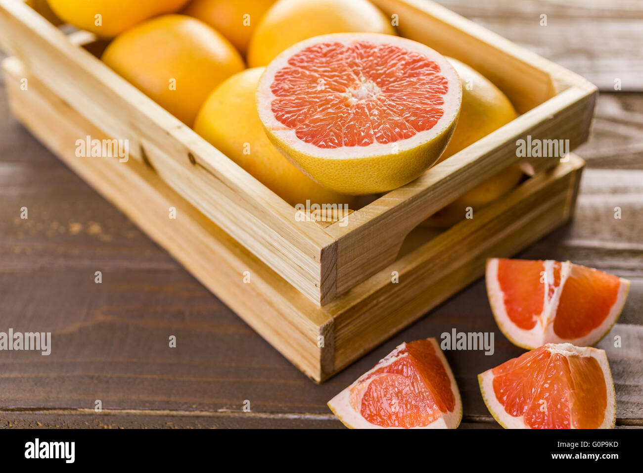 Fresh ryby red grapefruits in wood crate Stock Photo - Alamy