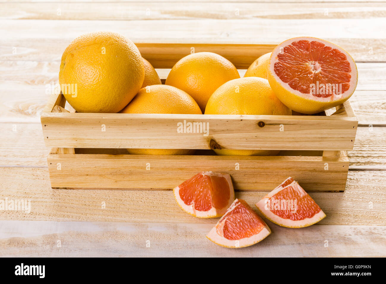 Fresh ryby red grapefruits in wood crate Stock Photo - Alamy