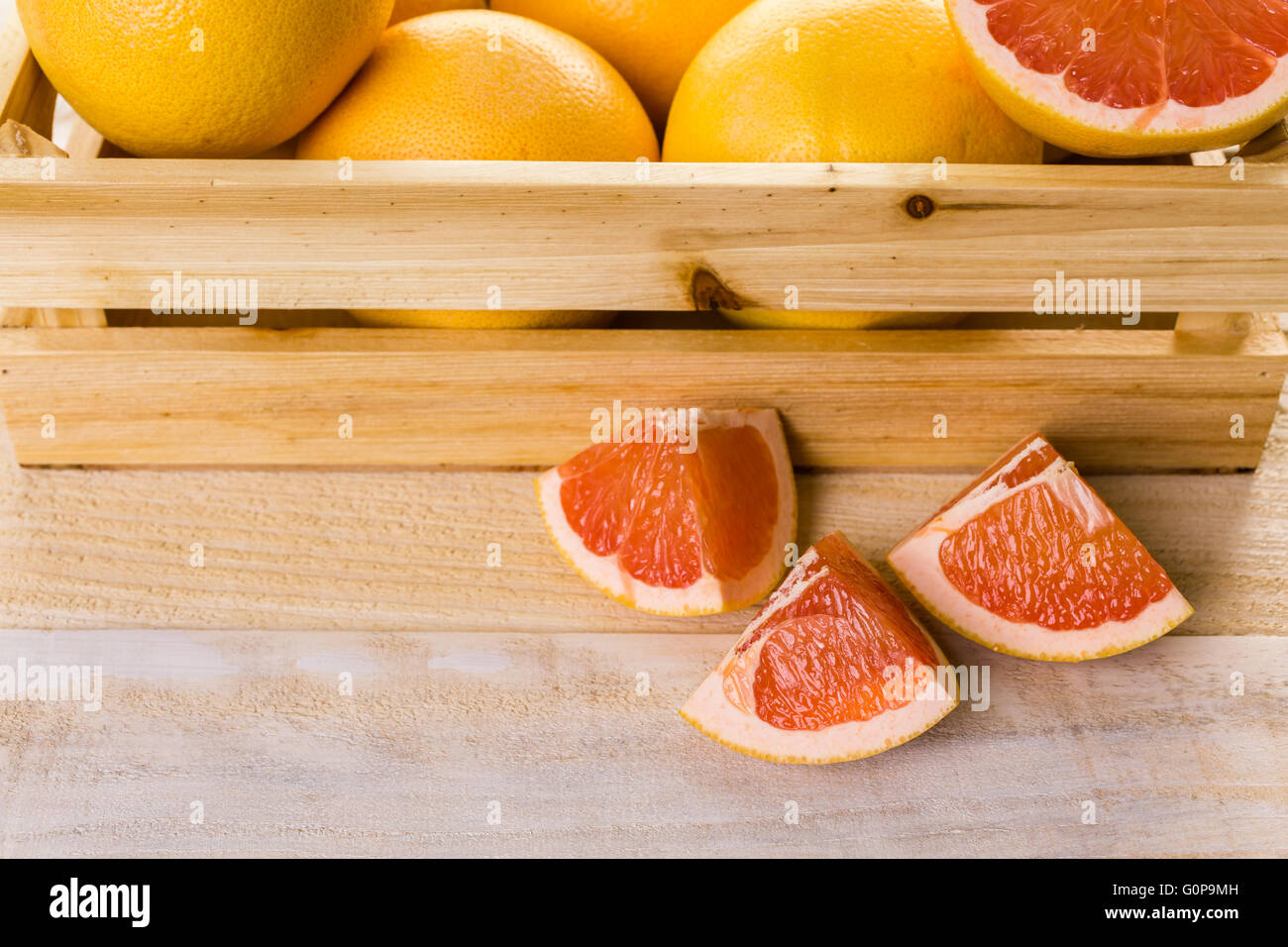 Fresh ryby red grapefruits in wood crate Stock Photo - Alamy