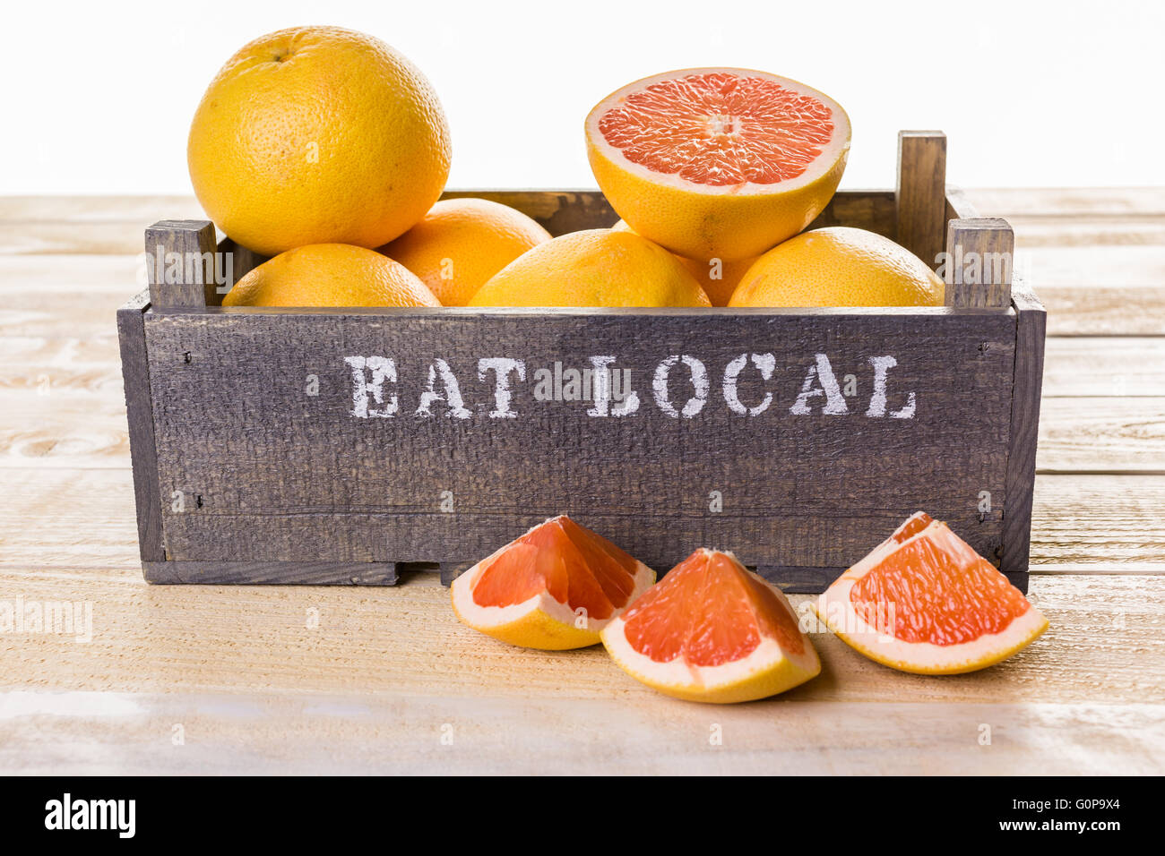 Fresh ryby red grapefruits in wood crate Stock Photo - Alamy