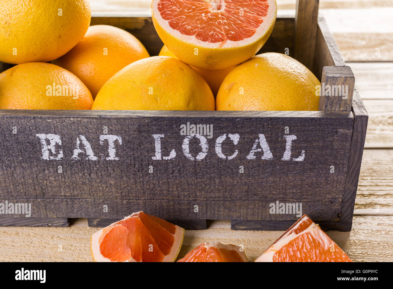 Fresh ryby red grapefruits in wood crate Stock Photo - Alamy