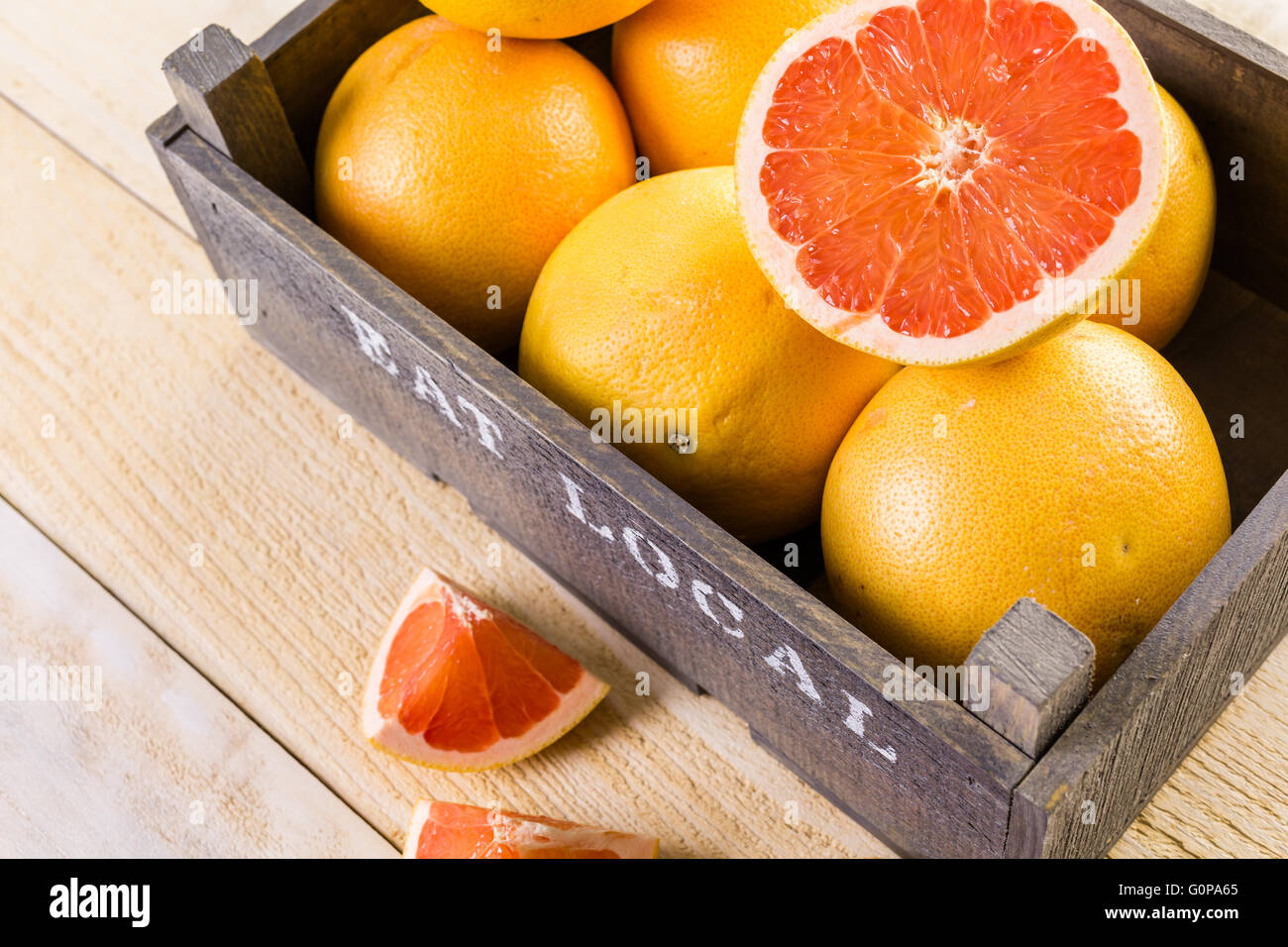 Fresh ryby red grapefruits in wood crate Stock Photo - Alamy