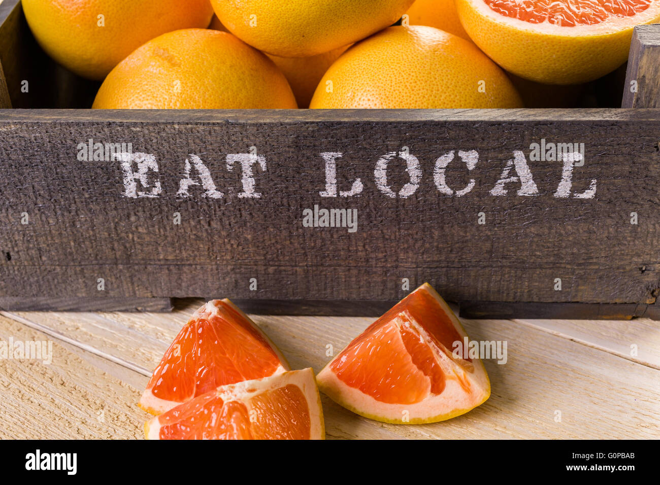 Fresh ryby red grapefruits in wood crate Stock Photo - Alamy