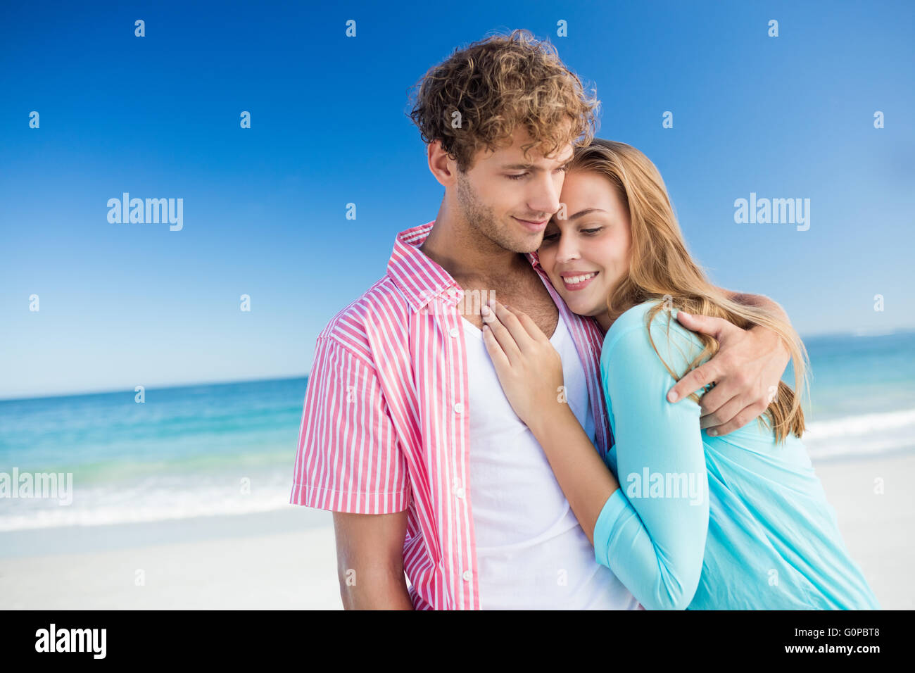 Couple hugging on vacation hi-res stock photography and images - Alamy