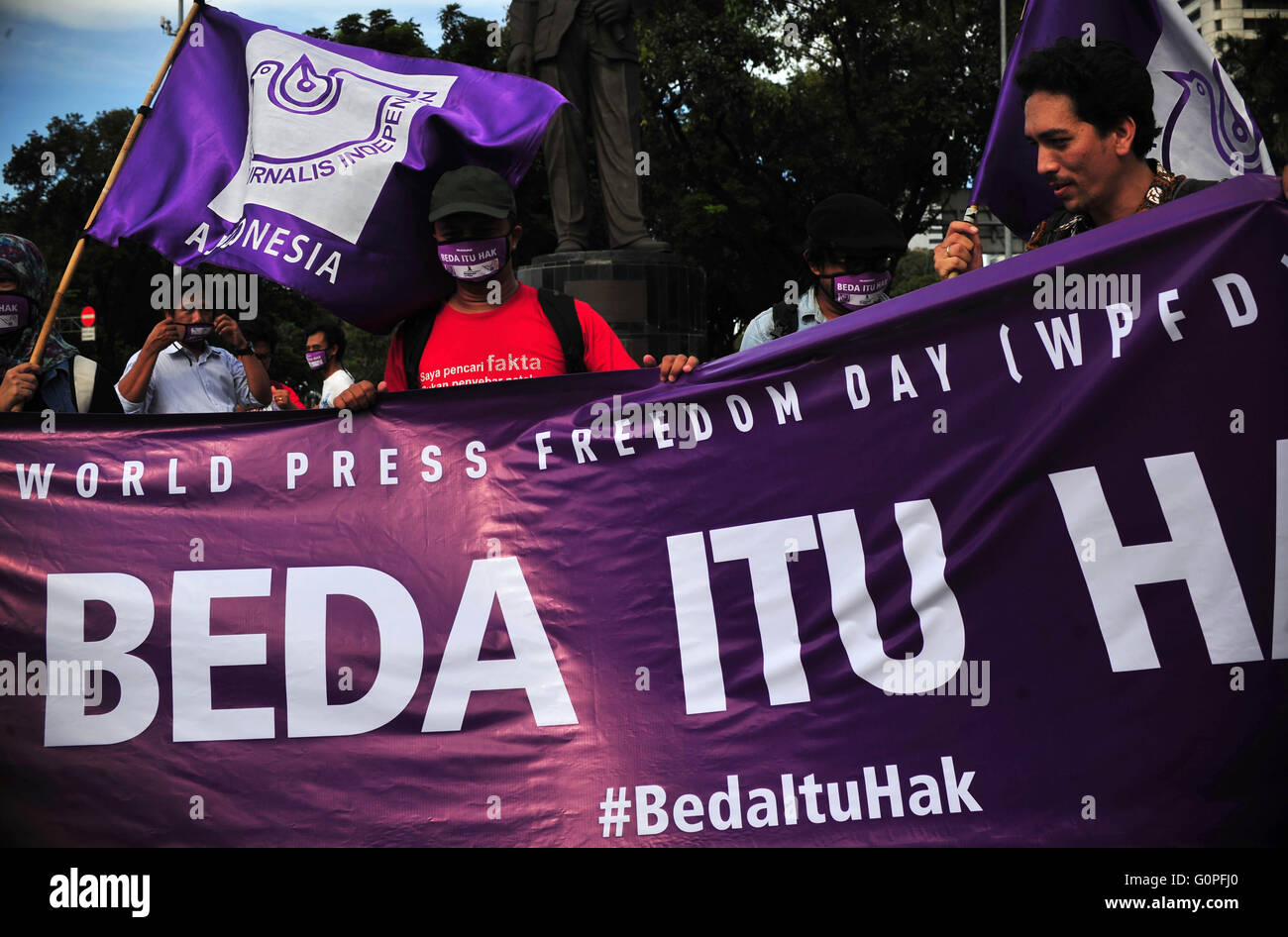 Jakarta, Indonesia. 3rd May, 2016. Indonesian journalists wearing masks ...