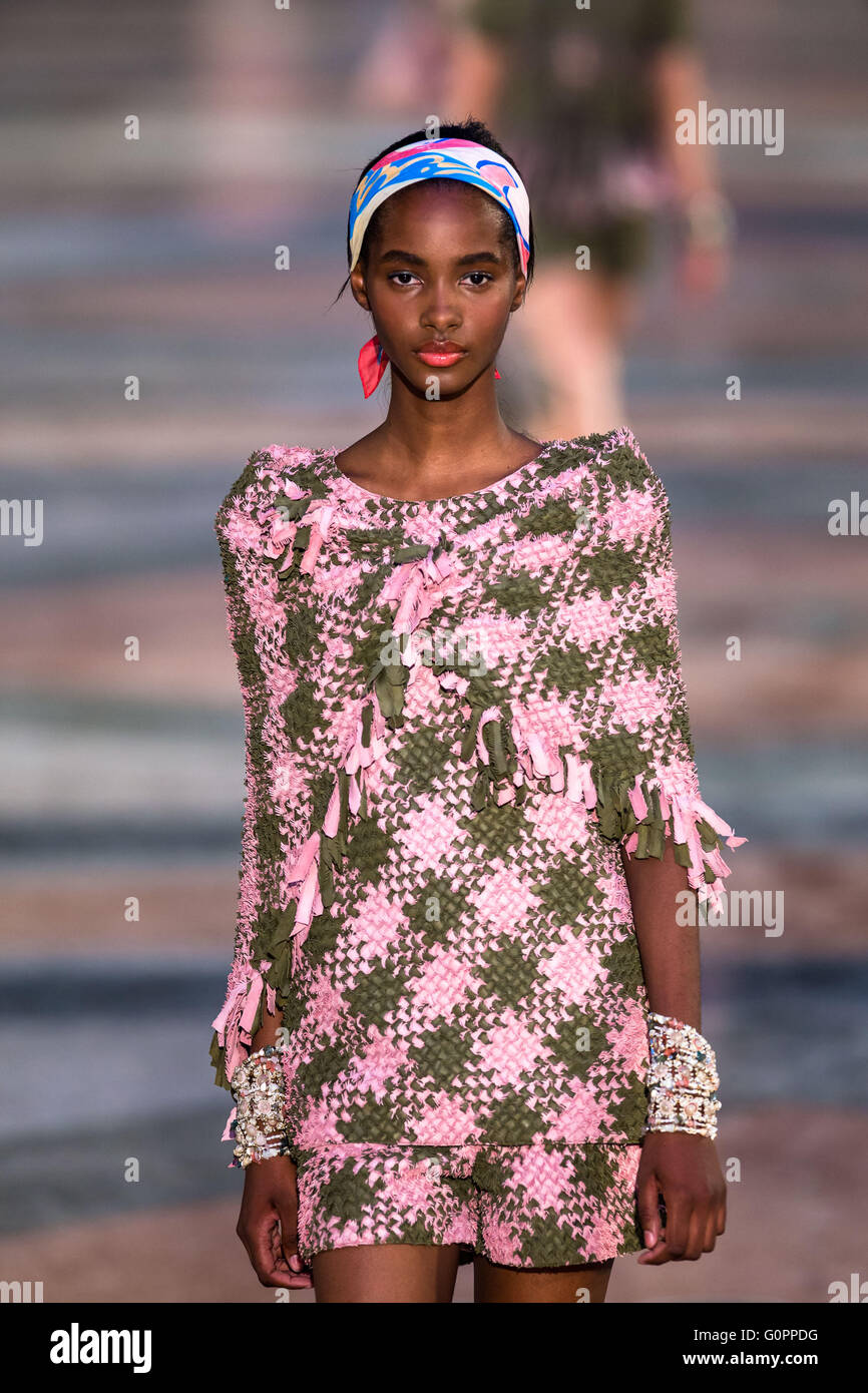 Havana, Cuba. 3rd May, 2016. A Model debuts Karl Lagerfeld's "Cruise ...