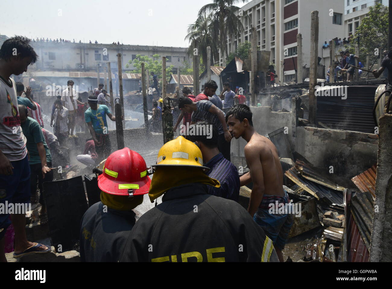 Dhaka, Bangladesh. 4th May, 2016. A number of fire fighting units ...