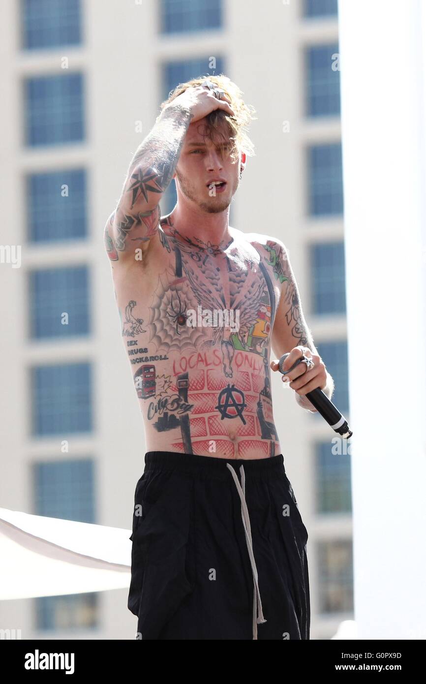 Mgk Shirtless 2022