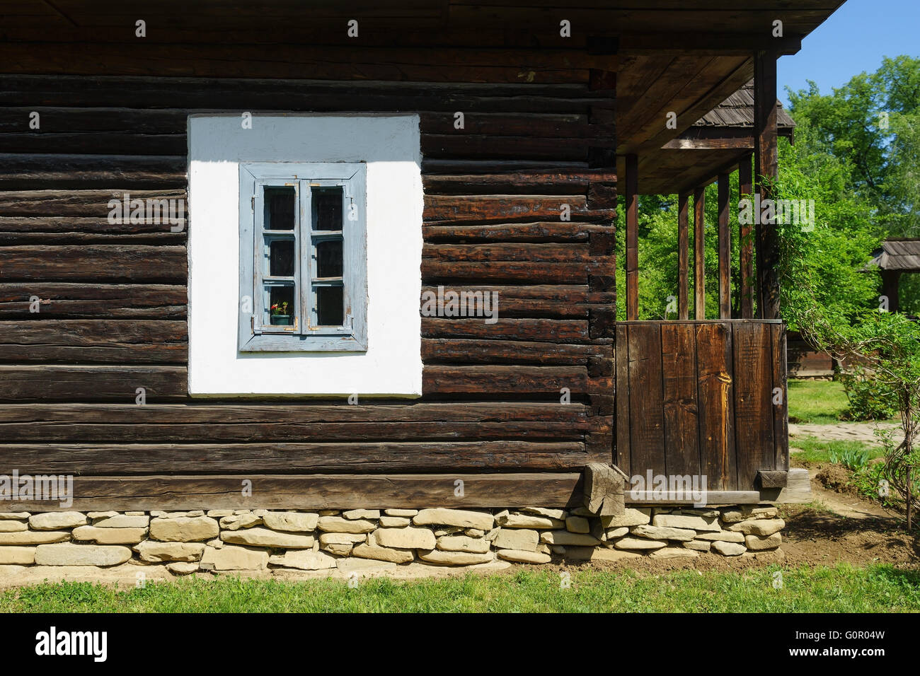 Traditional log cabin hi-res stock photography and images - Alamy