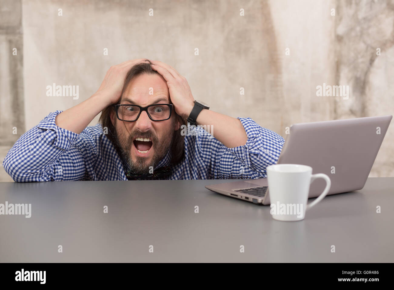 Man office desk scared hi-res stock photography and images - Alamy
