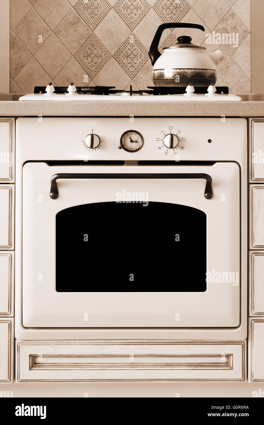kettle and gas cooker on modern kitchen Stock Photo - Alamy