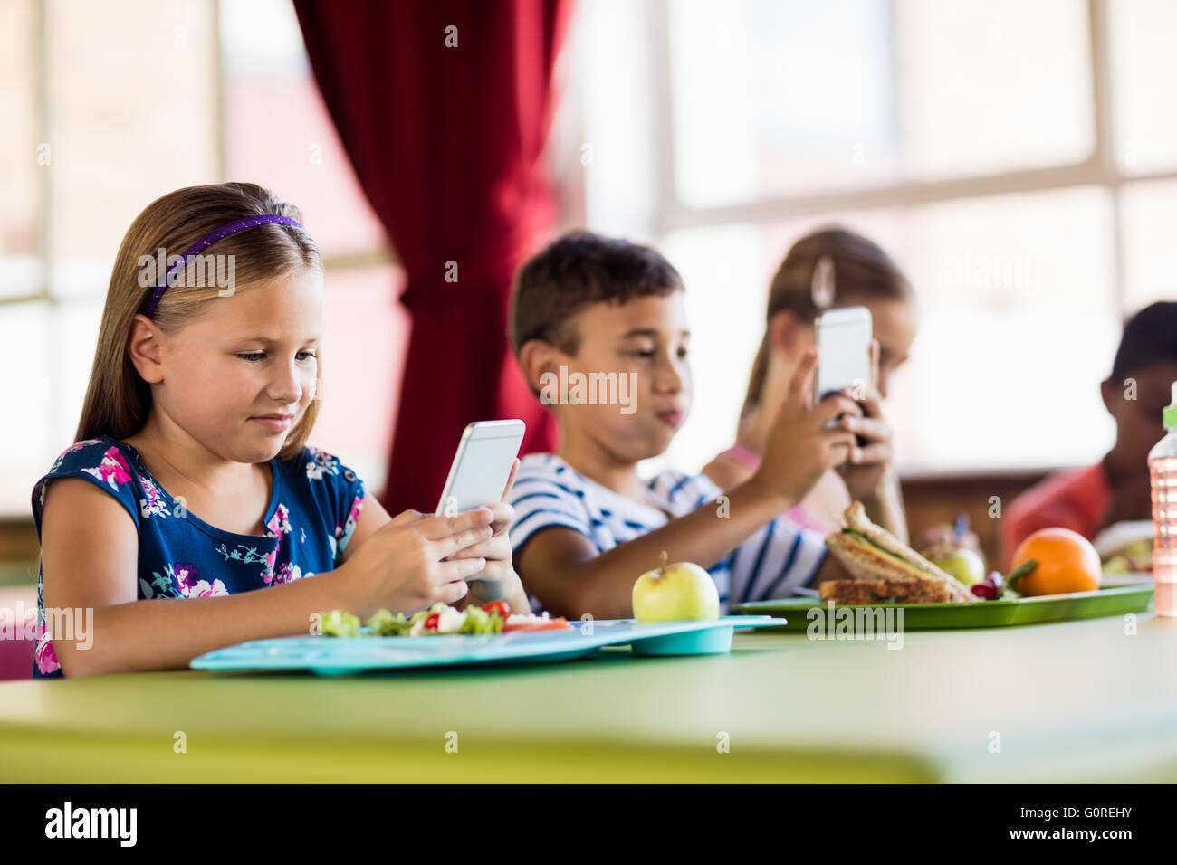 School children lunch elementary hi-res stock photography and images ...