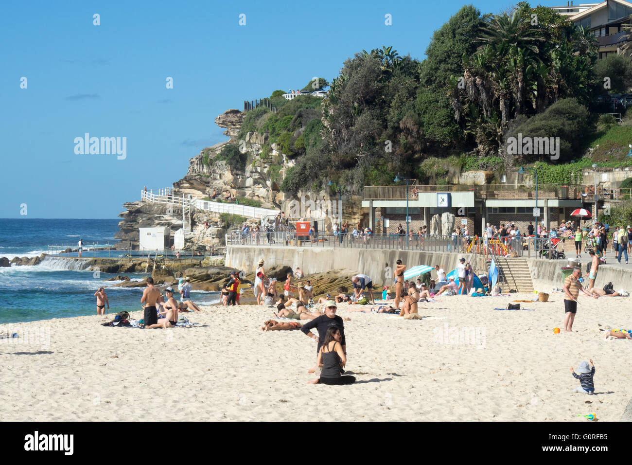 Beach goers sunbathing hi-res stock photography and images - Alamy