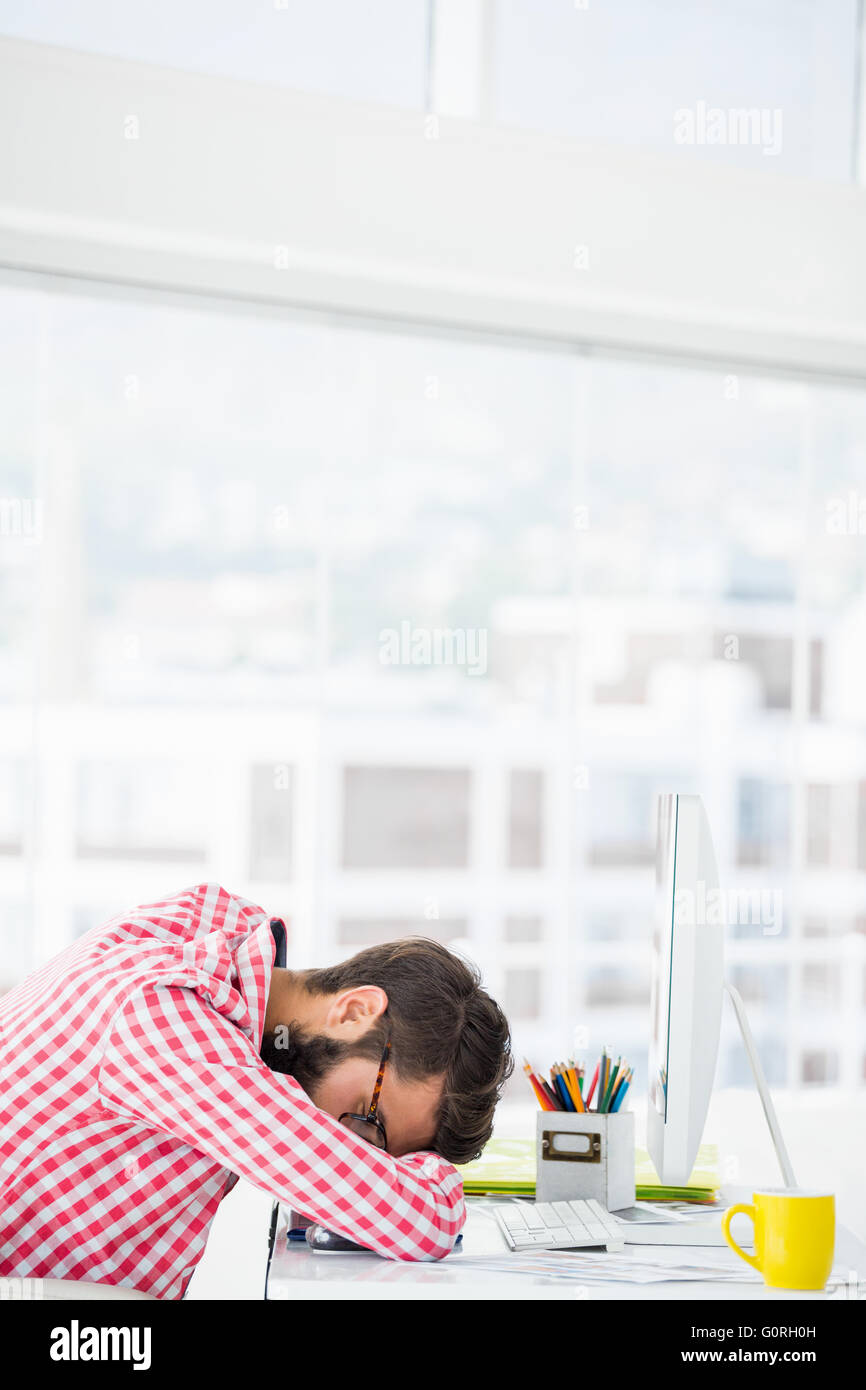 Man sitting computer screen hi-res stock photography and images - Alamy