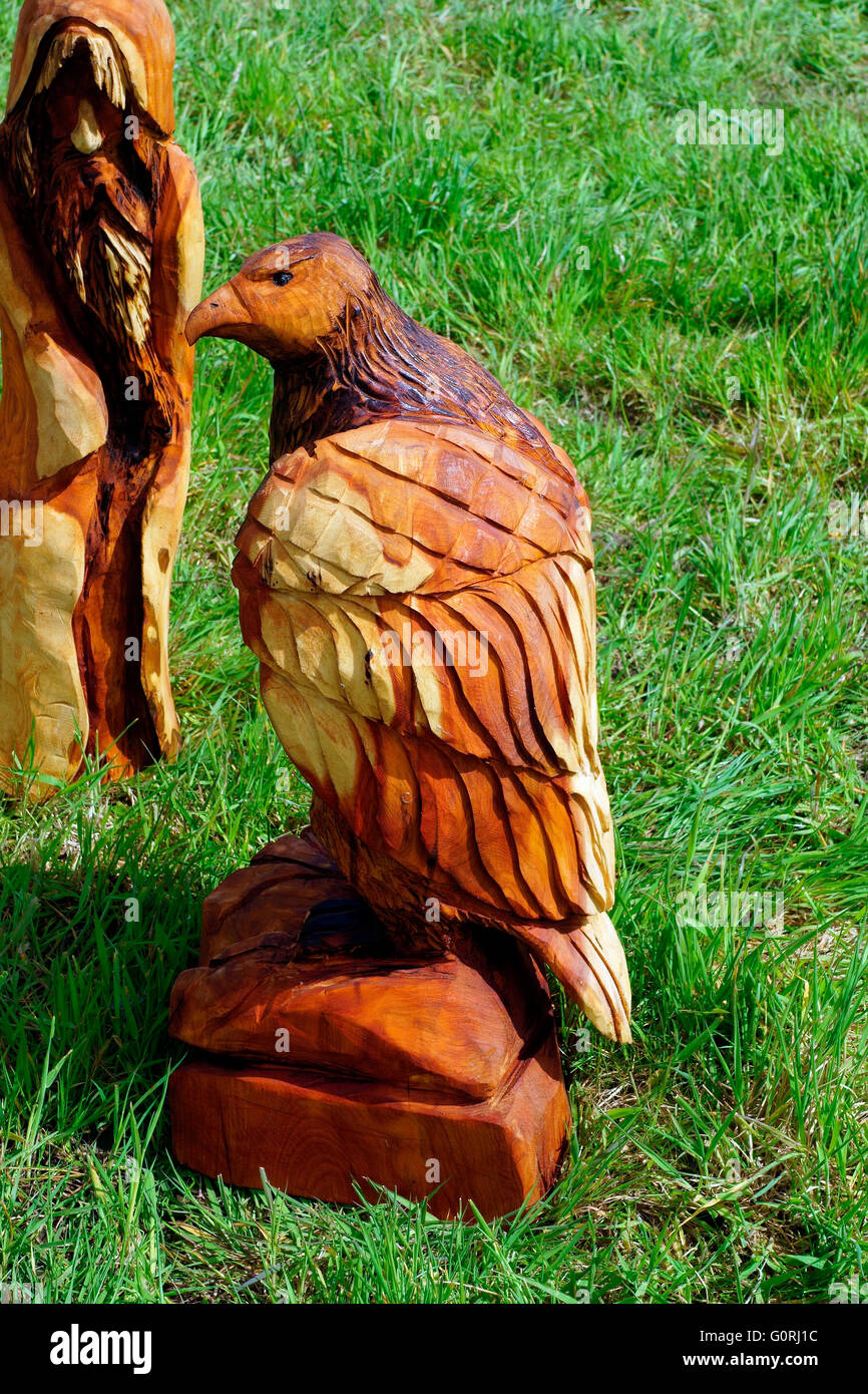 WOODEN SCULPTURE BIRD Stock Photo - Alamy
