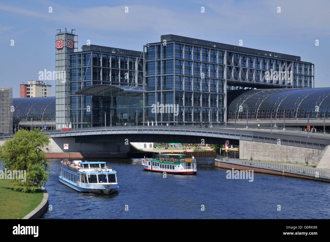 Main station, central terminal, excursion steamer, Spree, Mitte, Berlin ...