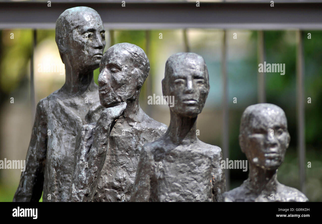 Jewish memorial statues hi-res stock photography and images - Alamy