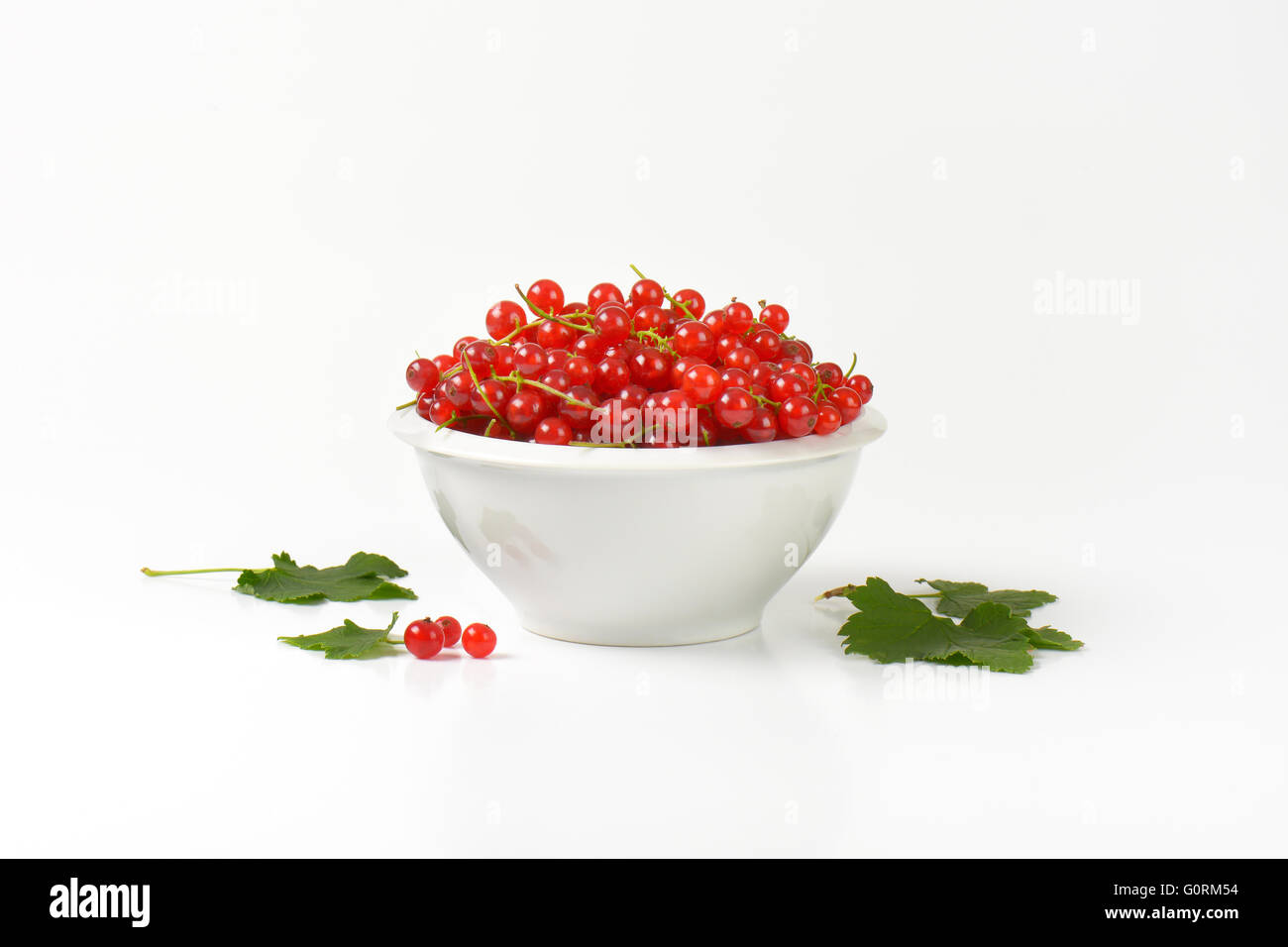 Fresh picked red currants in bowl Stock Photo - Alamy