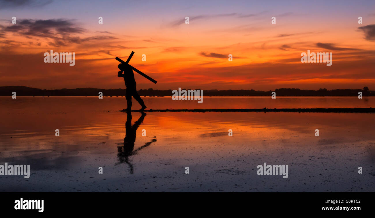 Carrying the cross hi-res stock photography and images - Alamy