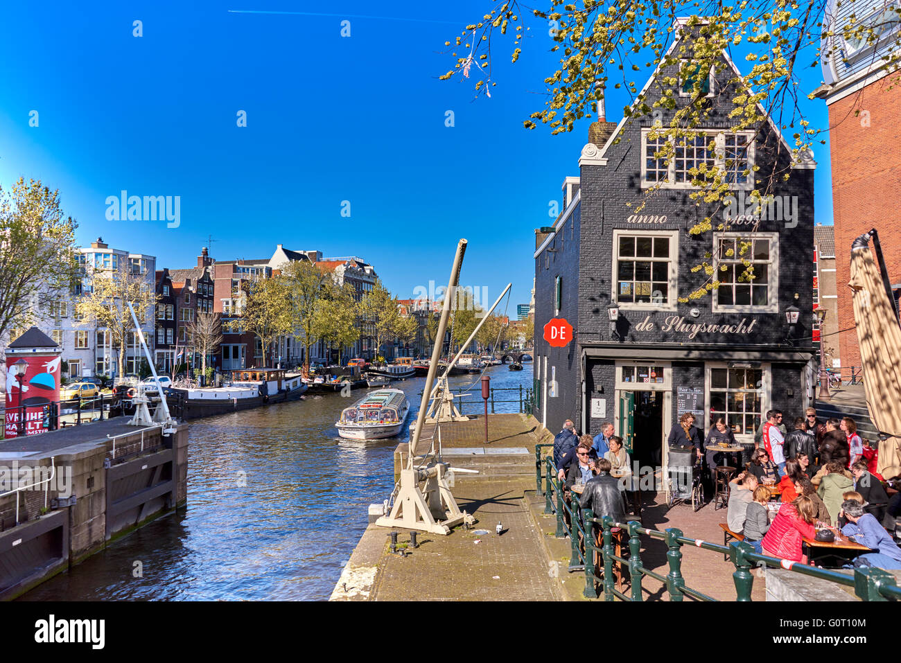 Which is the hague amsterdam has a population of 825 hi-res stock ...