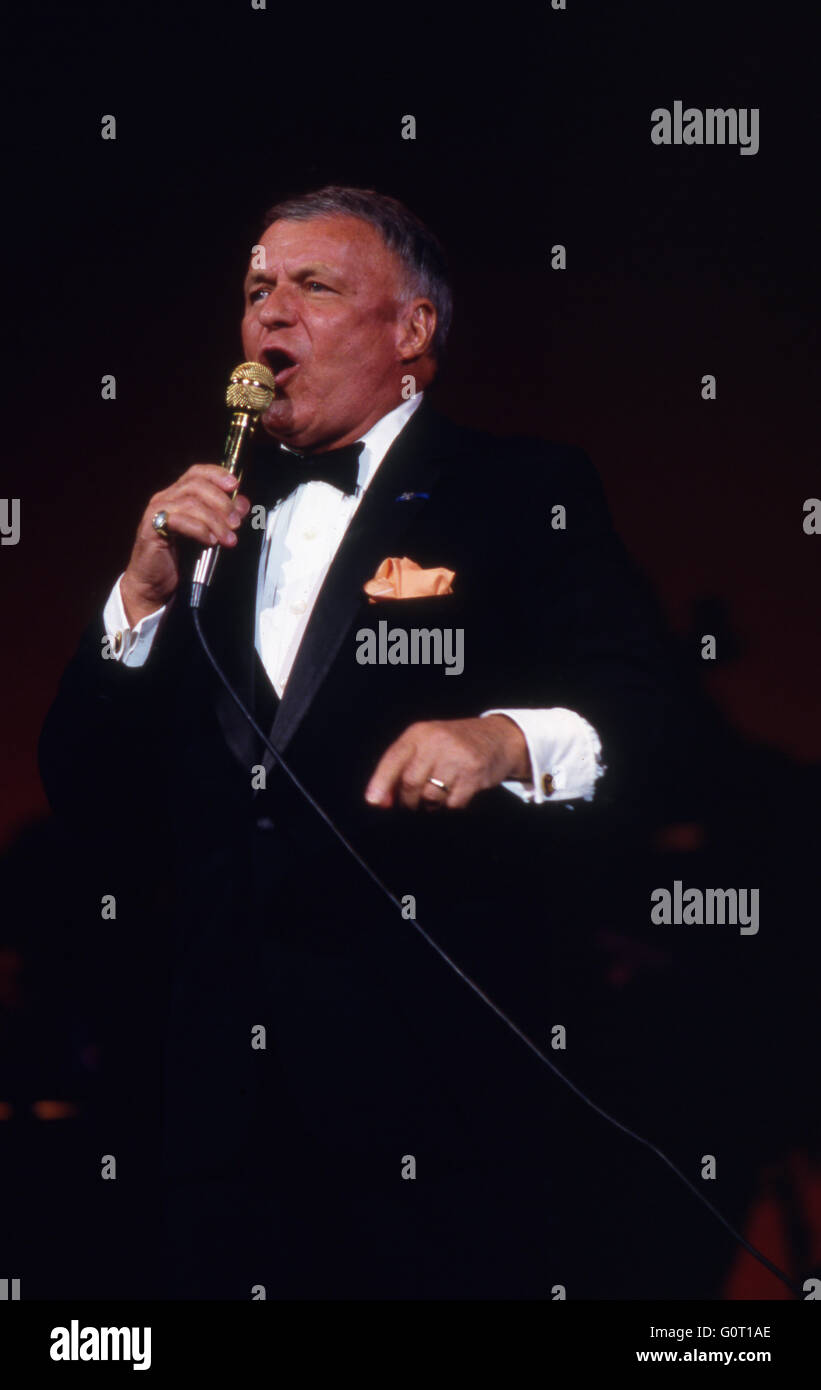 Chicago 9-10-1986 Frank Sinatra performs at the reopening of the ...