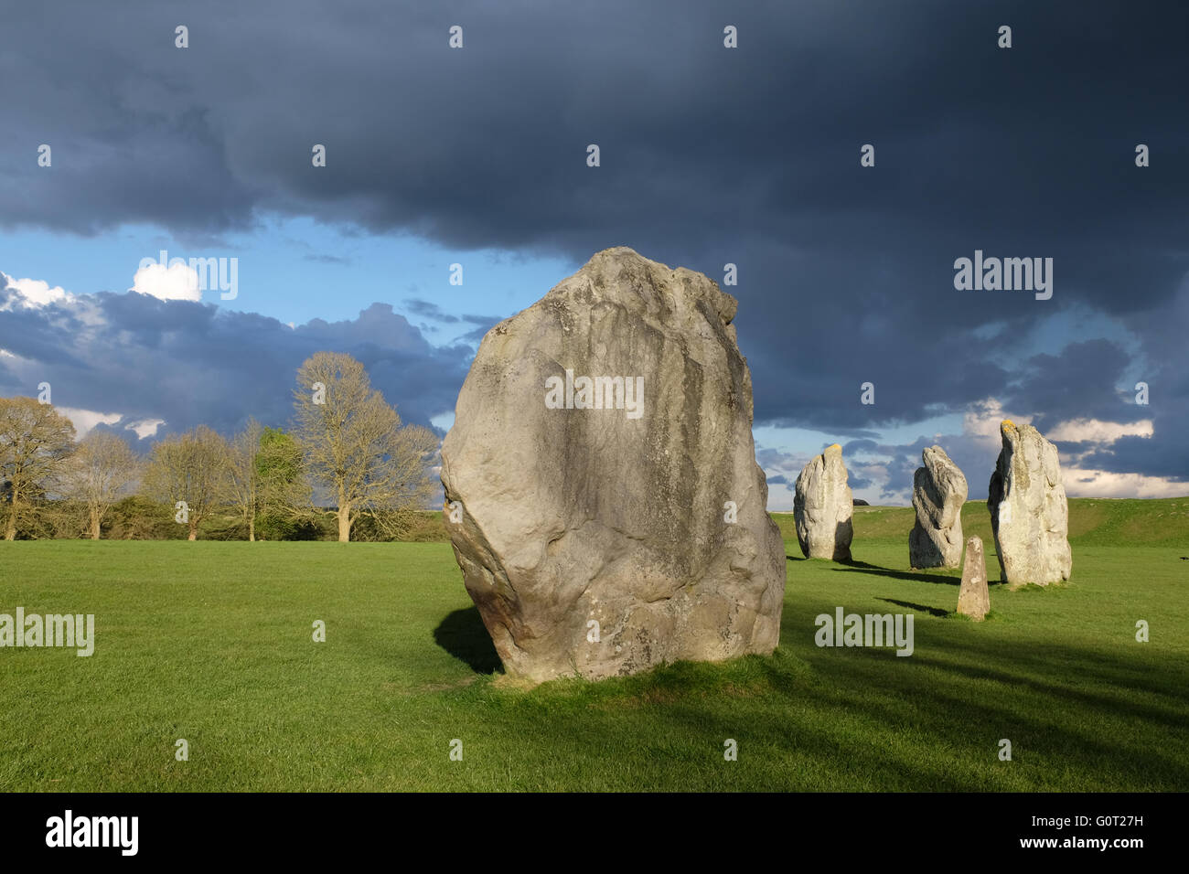 Avebury henge stone circle hi-res stock photography and images - Alamy