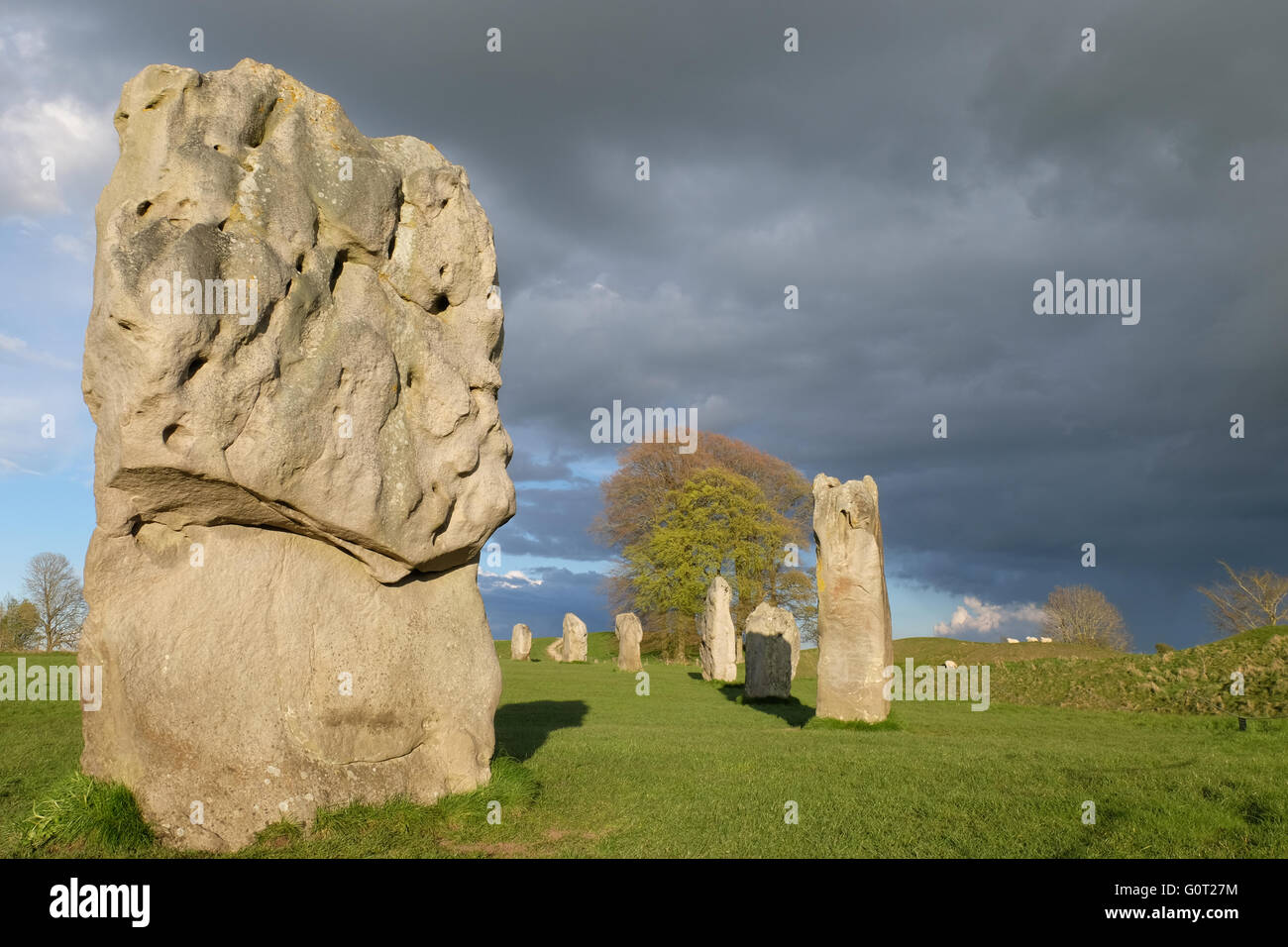 Avebury henge stone circles hi-res stock photography and images - Alamy