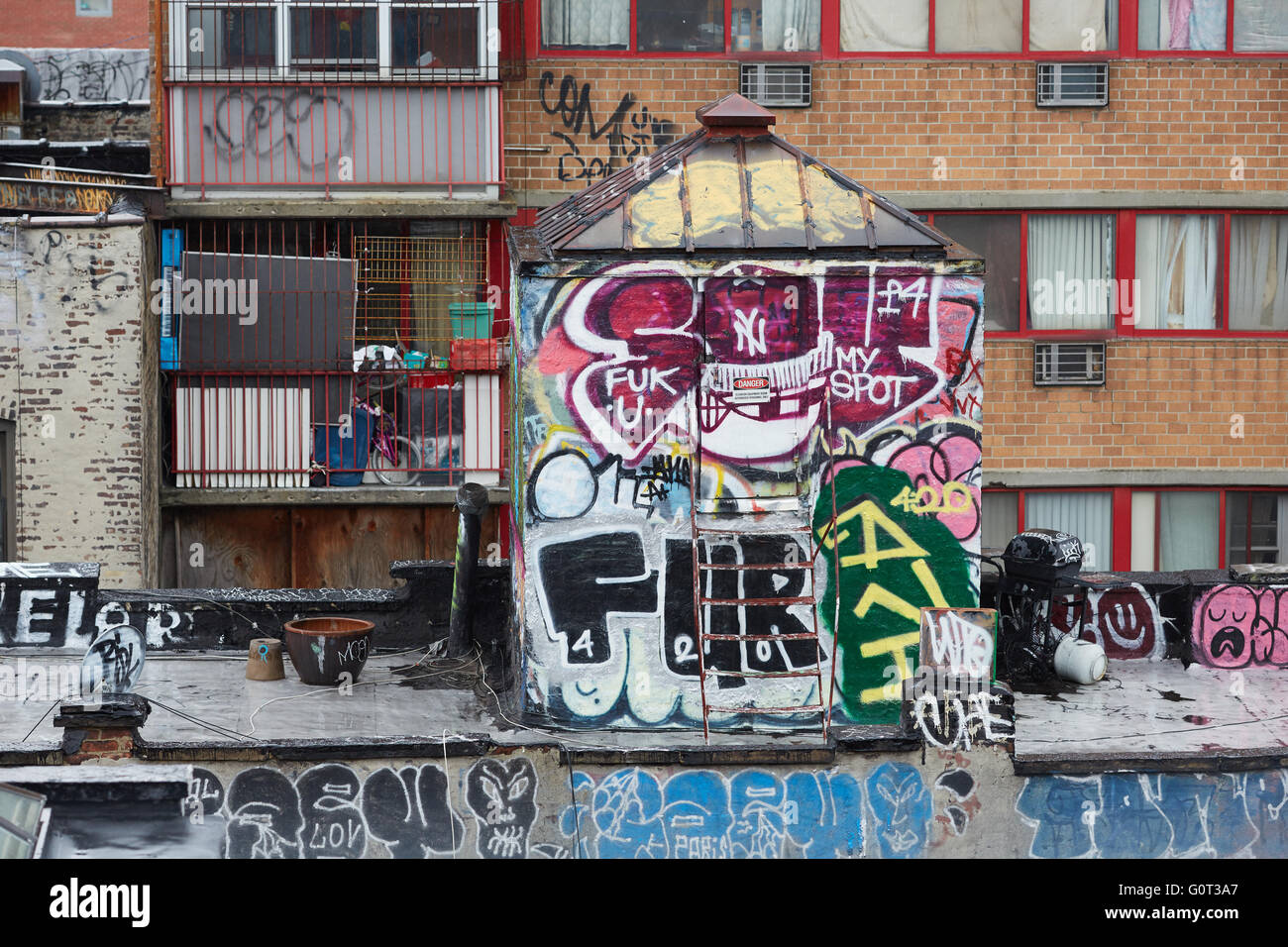 New york View from Manhattan suspension bridge of graffiti on apartment ...