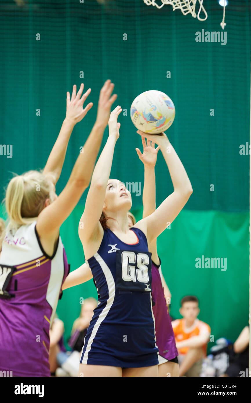 Girls playing netball hi-res stock photography and images - Alamy