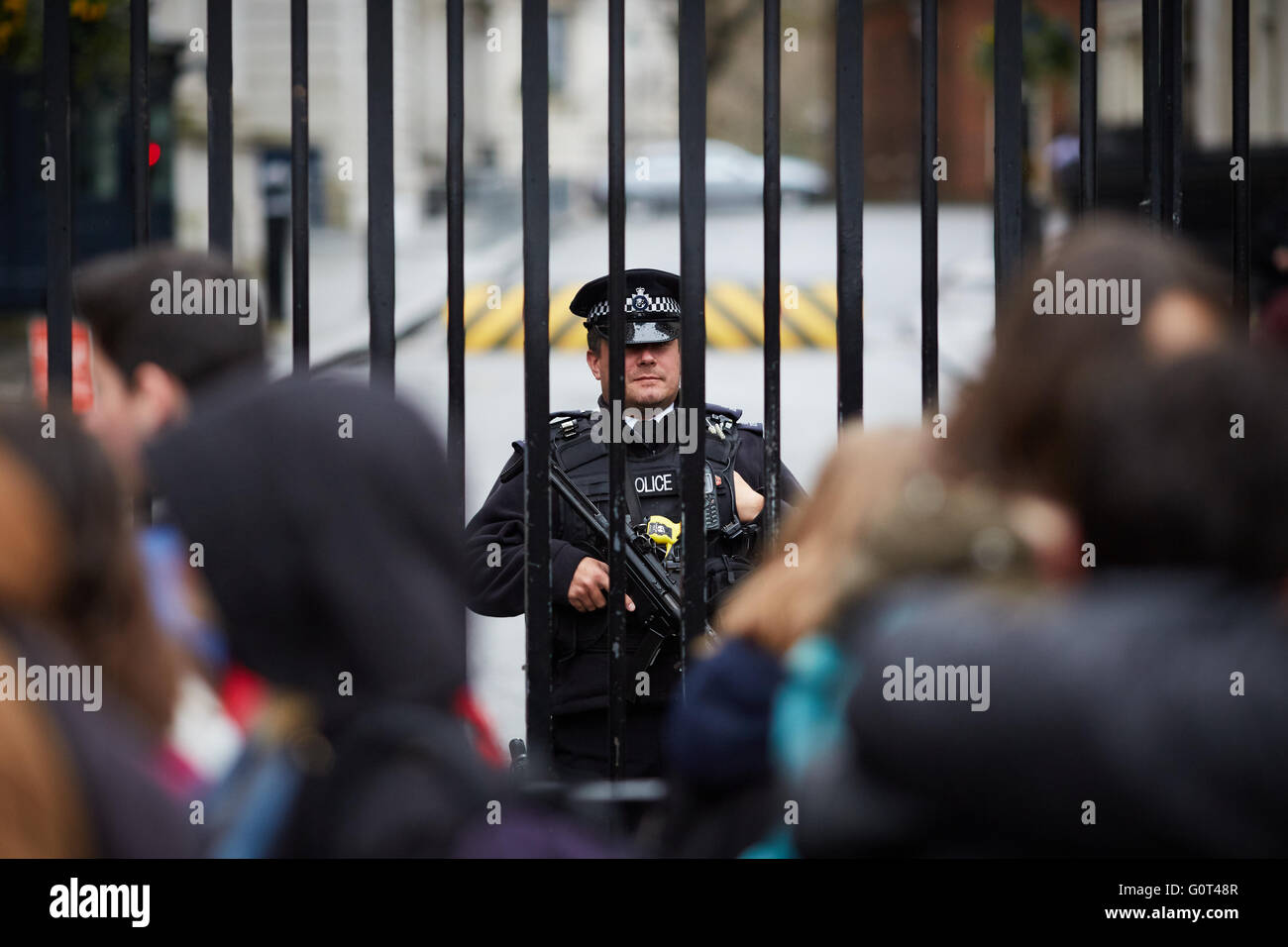 Armed policeman inside the gate at Downing Street Police officer ...