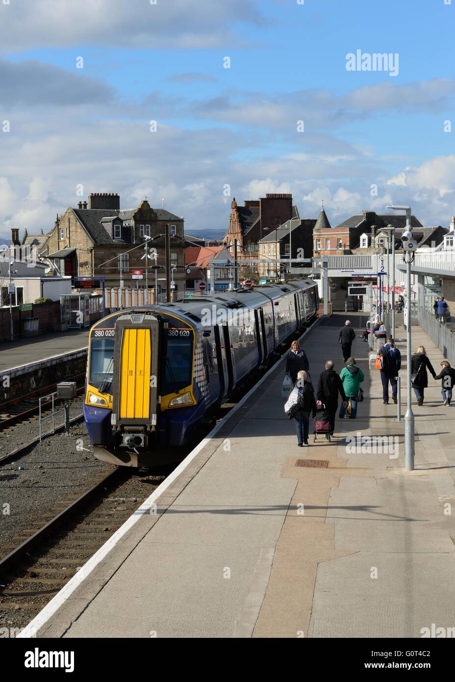 Commuter platform hi-res stock photography and images - Alamy