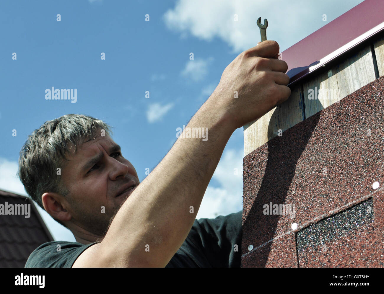 Roofing shingles hi-res stock photography and images - Alamy