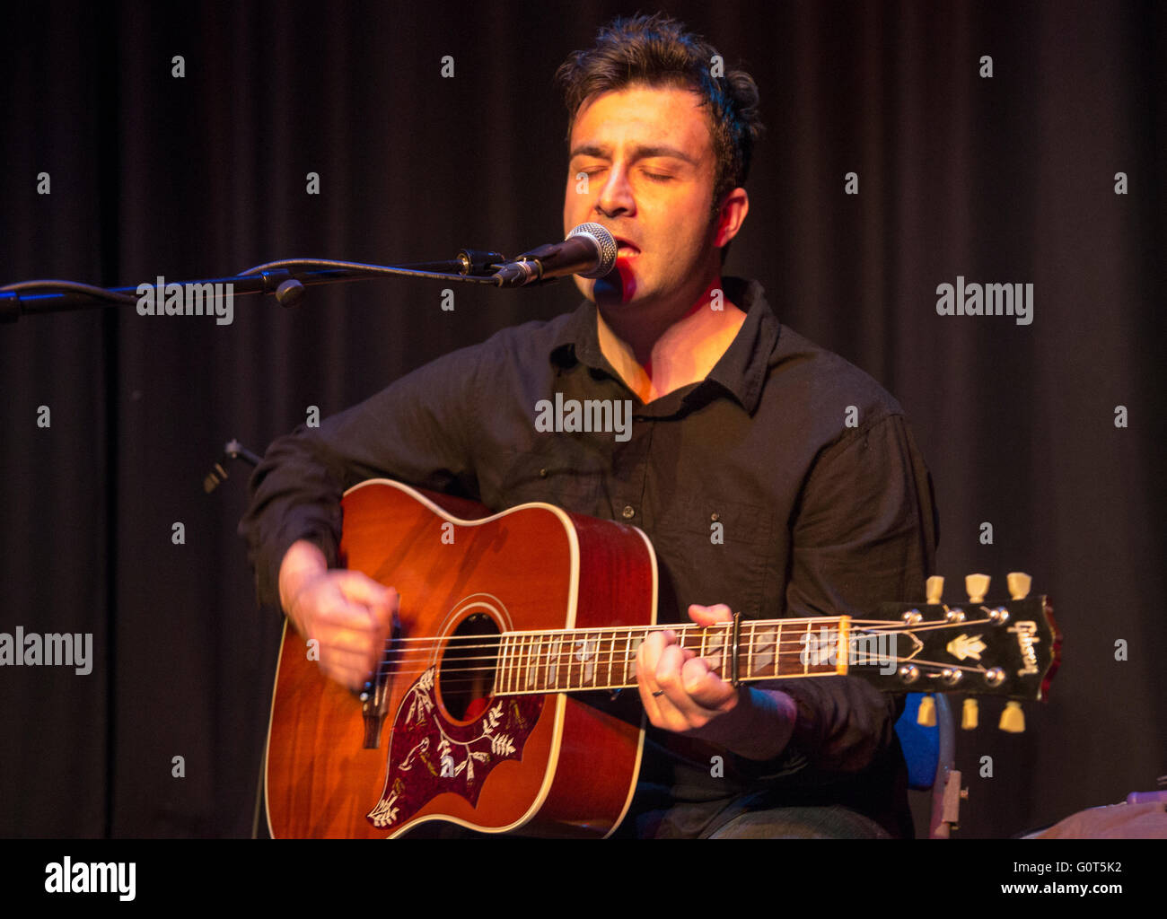 Singer songwriter concert hi-res stock photography and images - Alamy