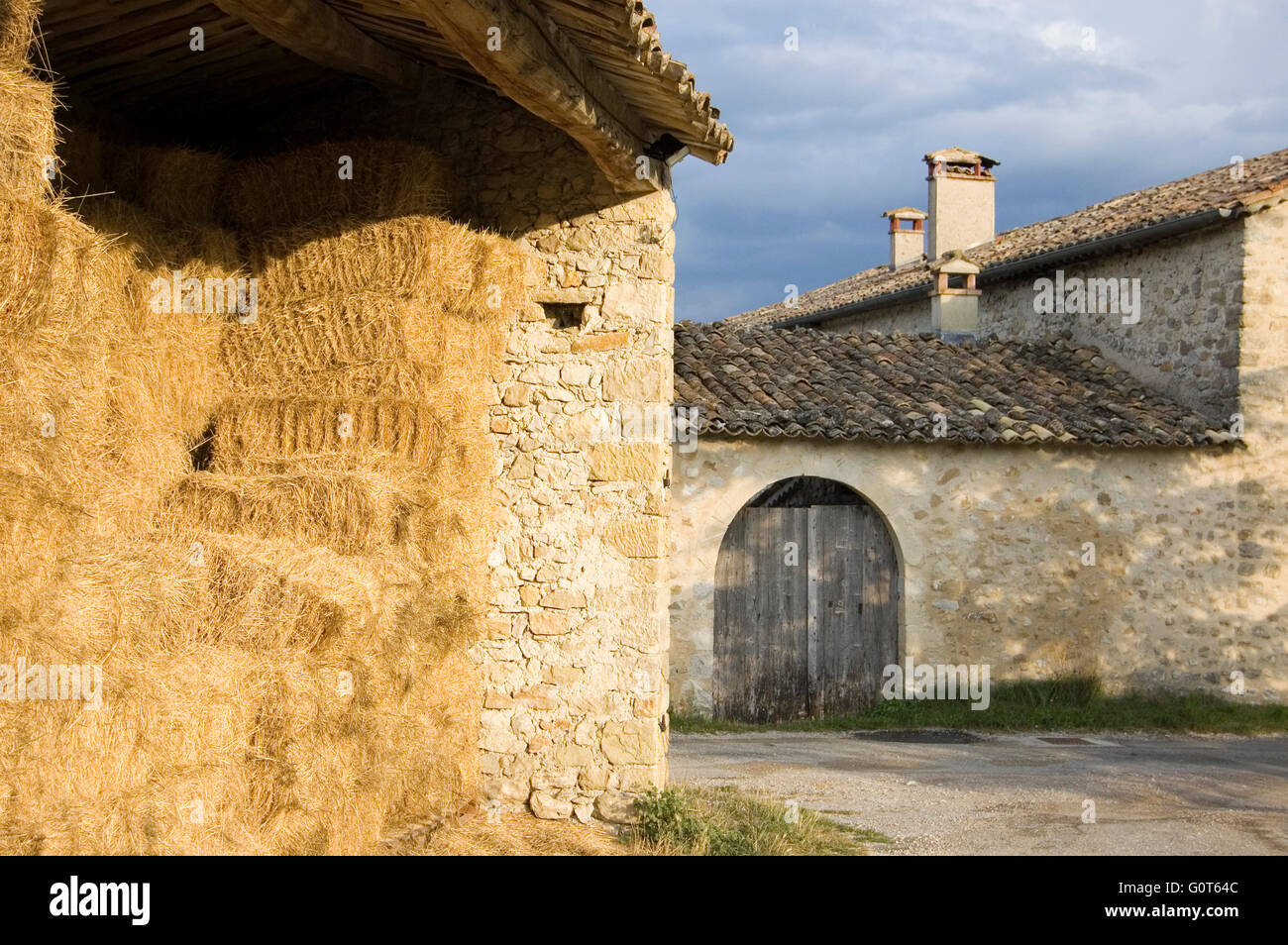 Straw barn hi-res stock photography and images - Alamy