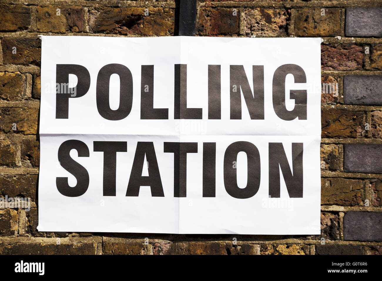 Polling station sign for a UK election Stock Photo - Alamy
