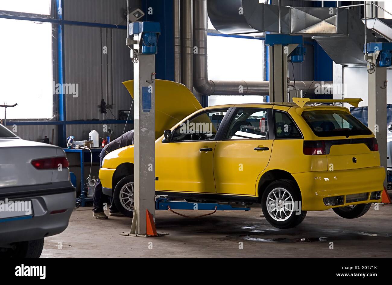 Car service garage Stock Photo - Alamy