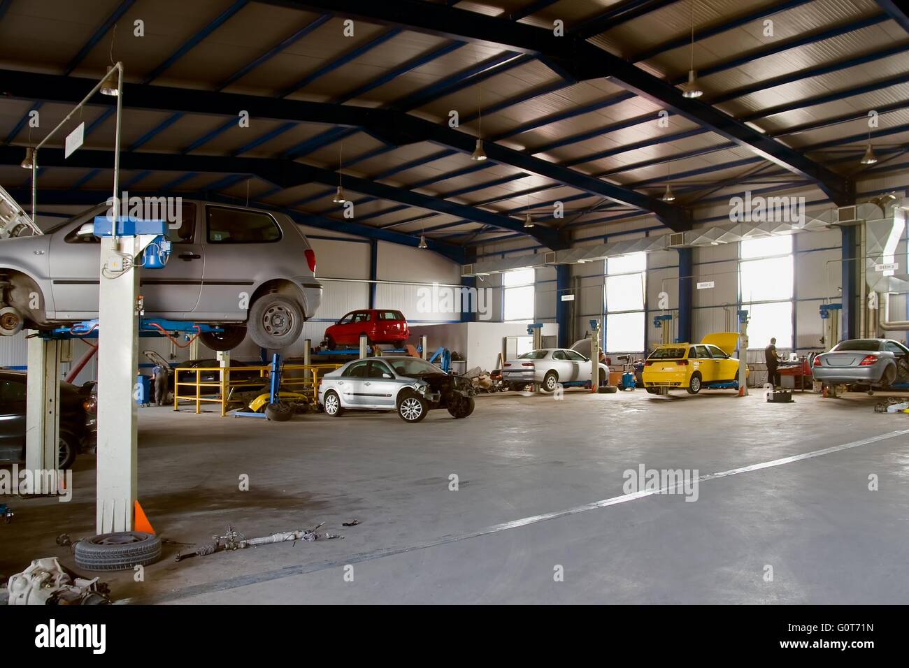 Car service garage Stock Photo - Alamy