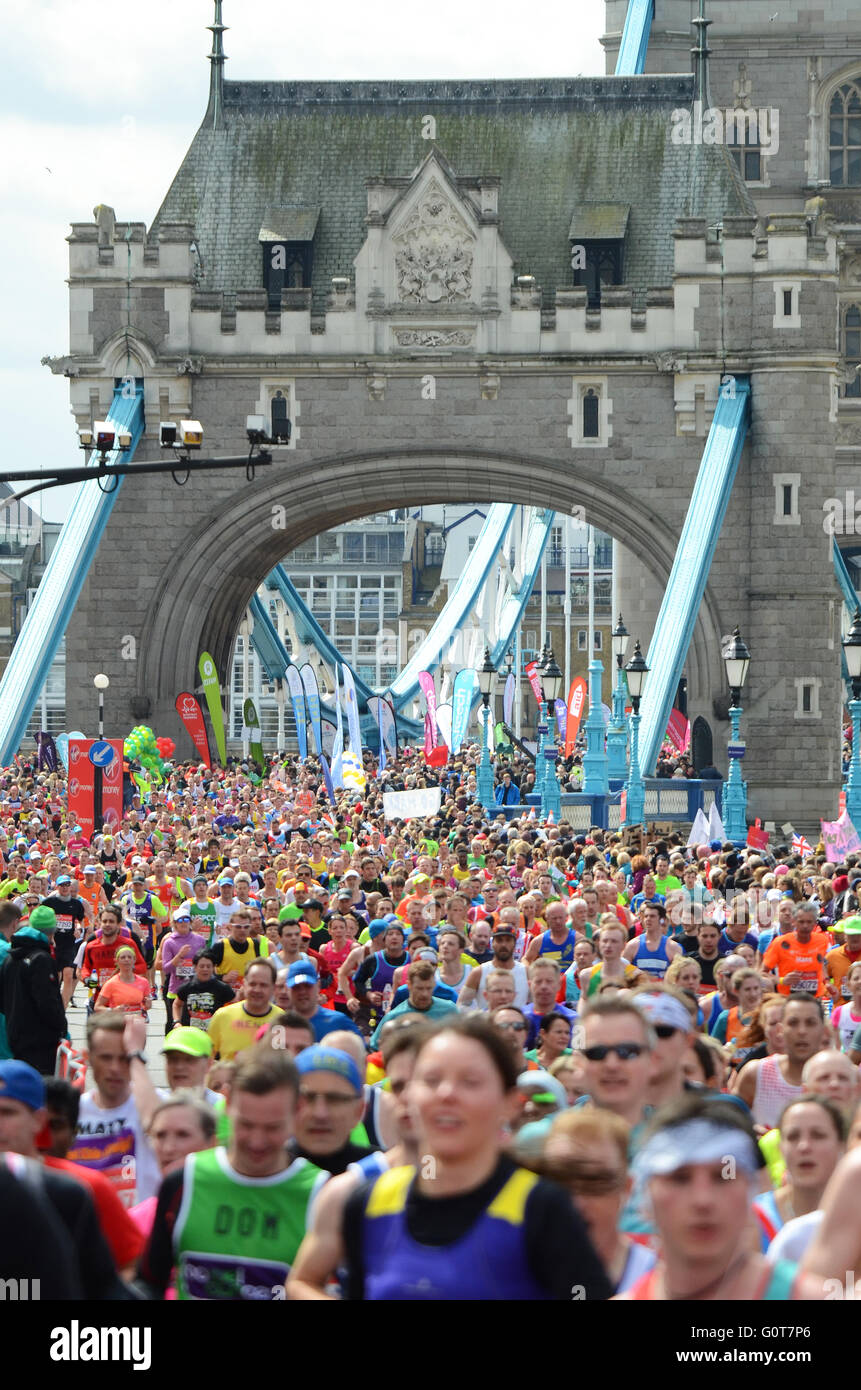 Masses of runners hi-res stock photography and images - Alamy